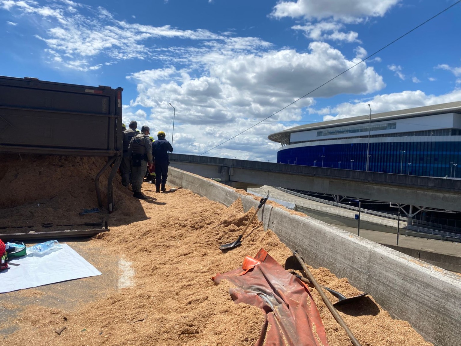 Mulher fica soterrada por carga de caminhão que tombou em frente à Arena do Grêmio, em Porto ...