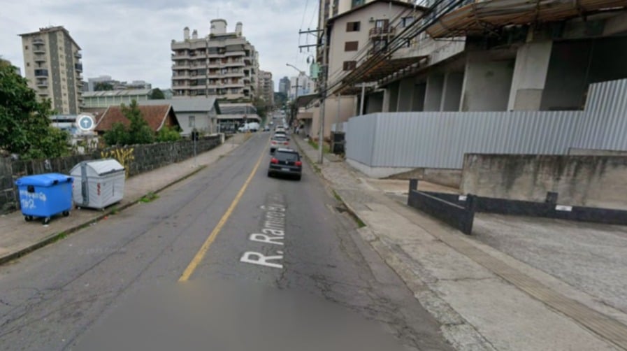 Guindaste bloqueia rua Ramiro Barcelos em Bento Gonçalves