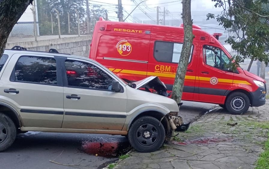 Motorista fica ferido após carro atingir árvore em Bento Gonçalves
