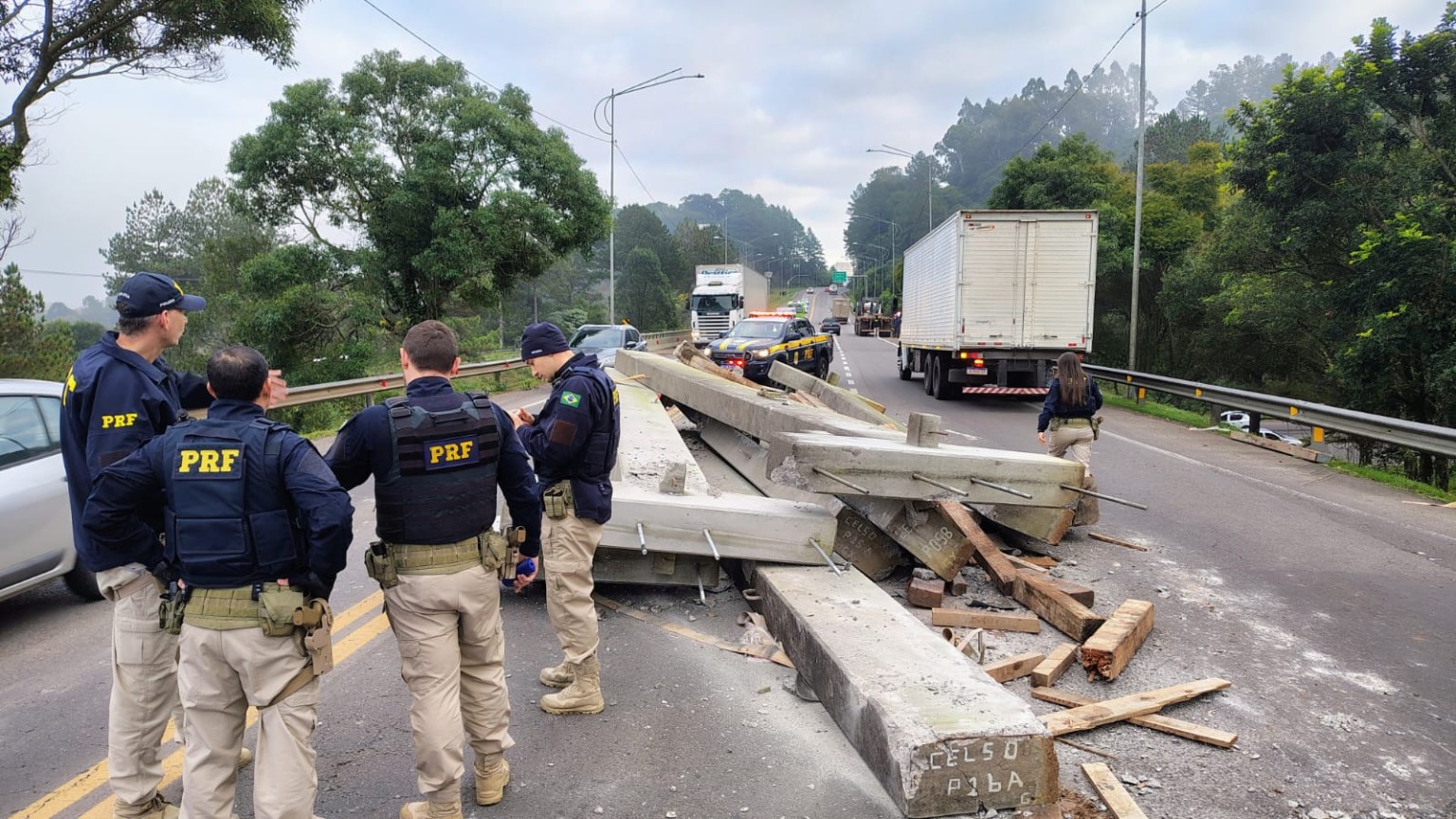 Carga de vigas de concreto cai de caminhão e bloqueia BR-470 entre ...
